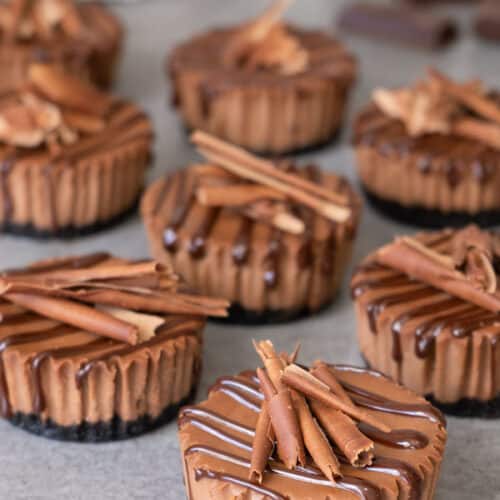 Easy Mini Chocolate Cheesecakes - El Mundo Eats