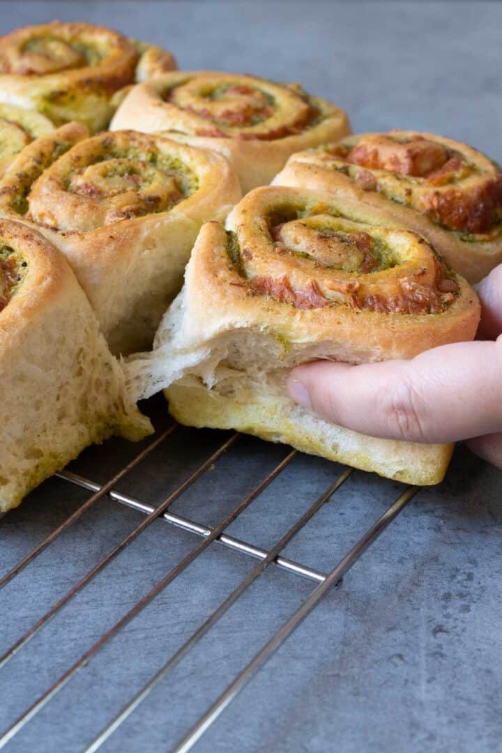 Pesto Bread Rolls - El Mundo Eats