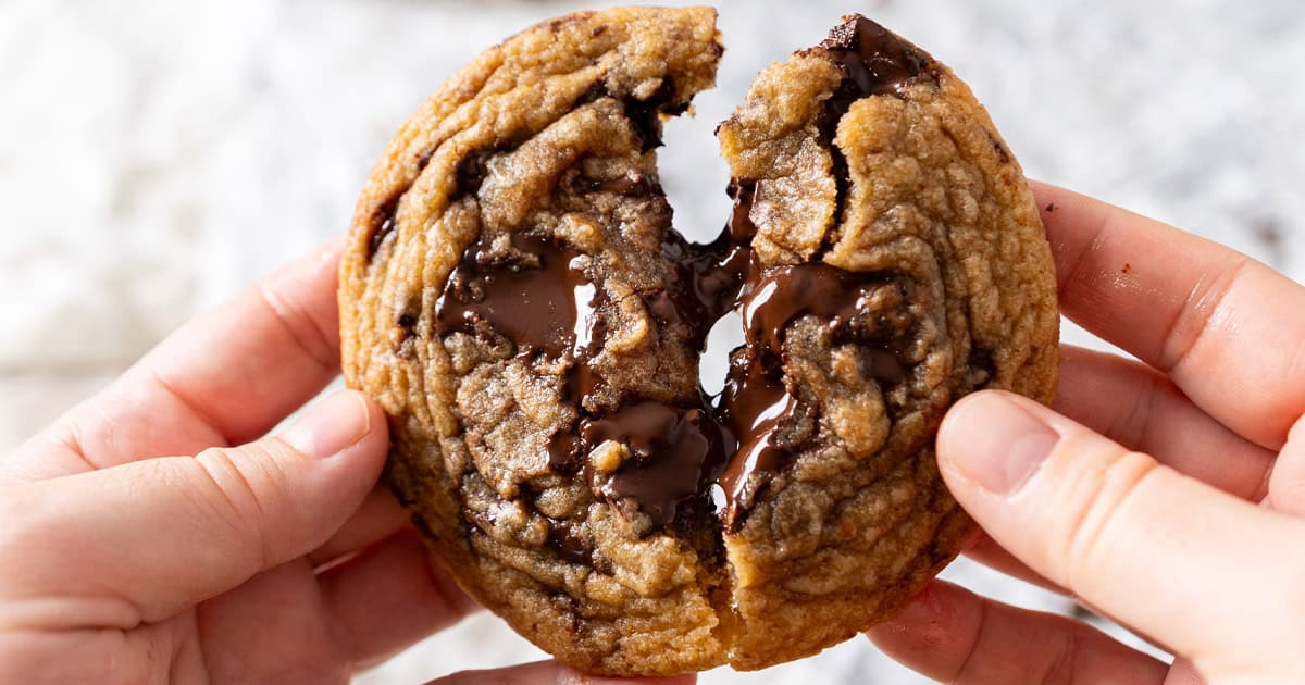 Chewy Chocolate Chunk Cookies - El Mundo Eats