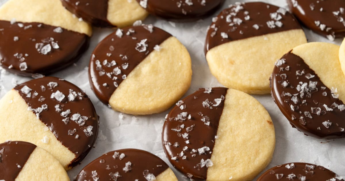 Chocolate-Dipped Shortbread Cookies - El Mundo Eats